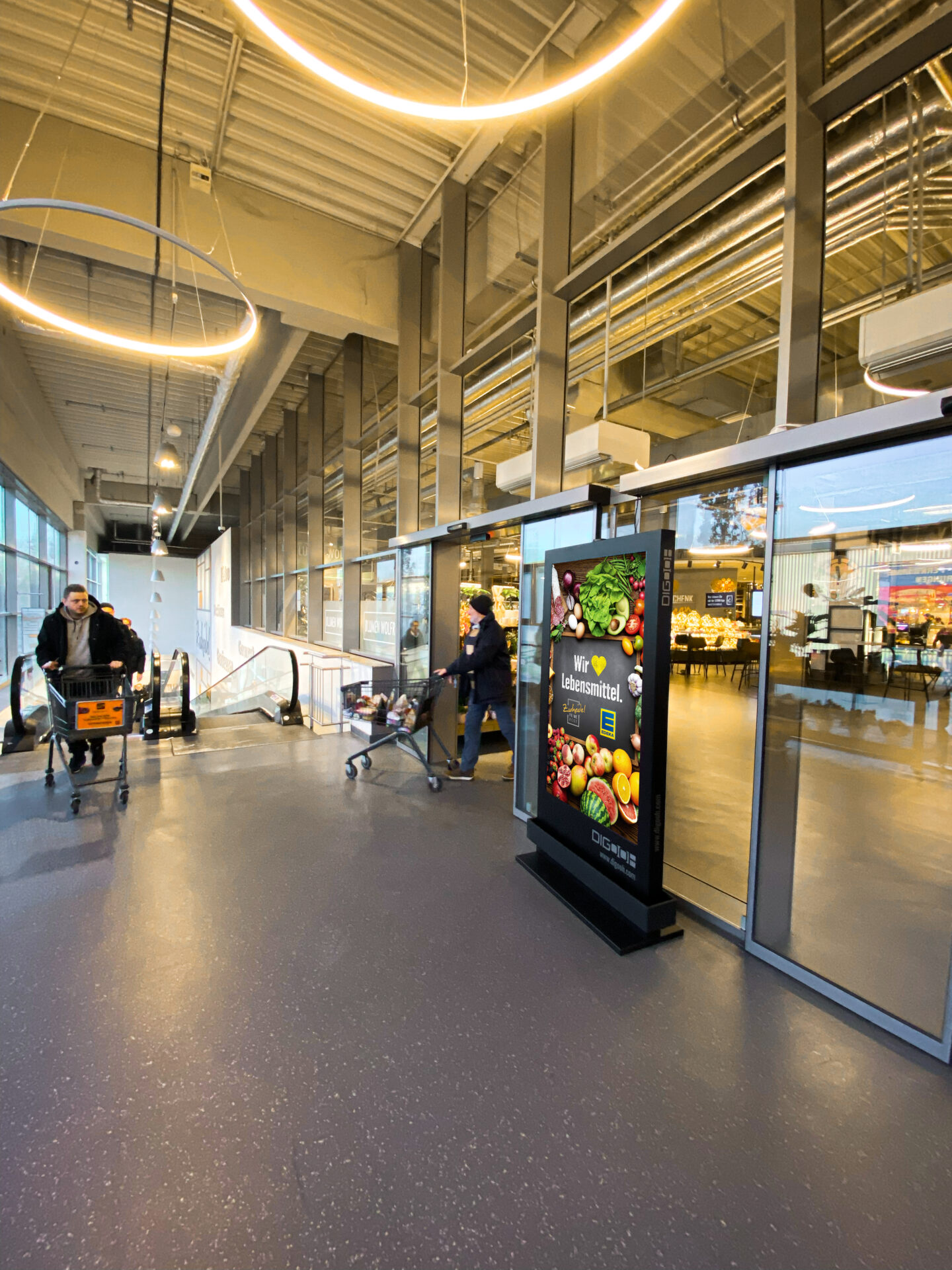 Zurheide_Feine_Kost_DIGOOH_DCLP_Leipziger_Strasse_Duesseldorf02 - Supermarkt Inside